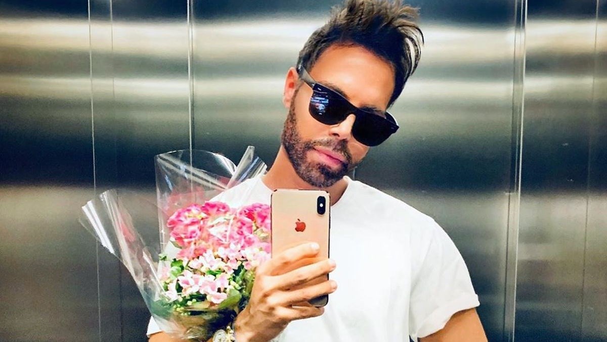 Marko Grubnić ne odvaja se od minijaturne ružičaste torbice koja košta ...