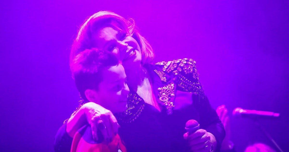 Neda Ukraden imala koncert u Osijeku, na pozornici joj se pridružio unuk - Index.hr