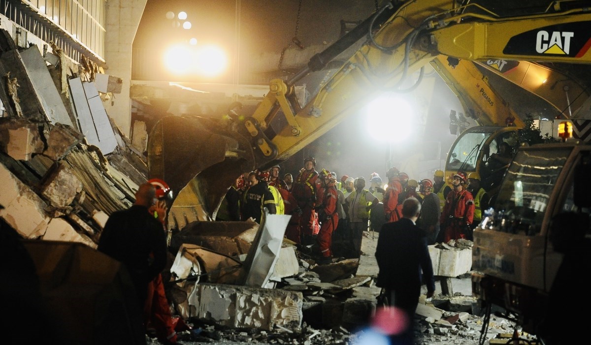 Vučićevi mediji: Srušila se stara nadstrešnica. Profesor: Ovo je za ...