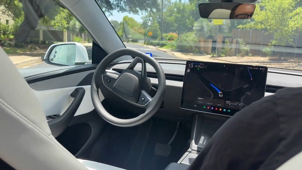 VIDEO Kako vozi Teslin robotaksi: Glatko skreće, propušta hitnu, ali ...