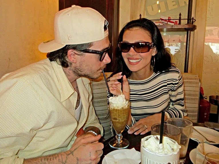 "Sve izmiče kontroli": Brooklyn Beckham rastrgan je između supruge i ...