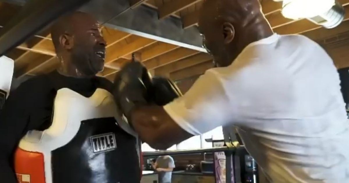Pogledajte kako 55-godišnji Tyson uništava fokusere - Index.hr