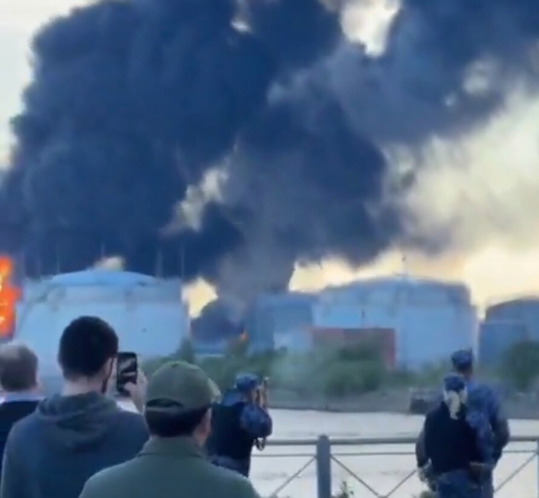 VIDEO U Putinovom rodnom gradu policajac puca na dron, prolaznici ...