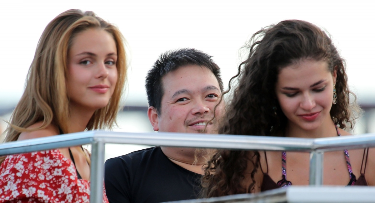 Bivšoj ženi morao dati 154 milijuna dolara, a sad obilazi Krku okružen ...