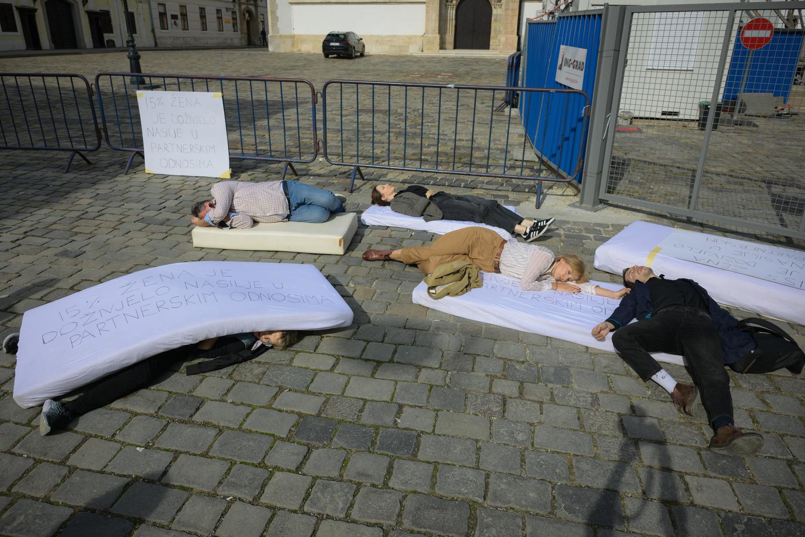 Ljudi s madracima hodali Zagrebom pa legli na Markovu trgu. O čemu se ...