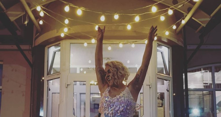 Indira Levak izgleda neprepoznatljivo u romantičnom, ali izazovnom ...