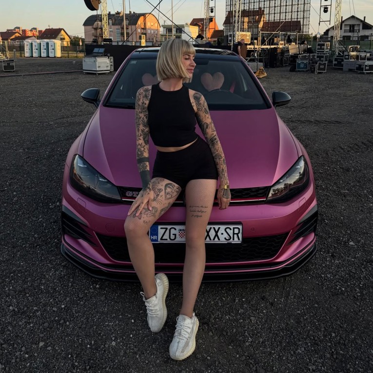 Stela Rade poklonila ružičasti auto obožavateljici na koncertu - Index.hr