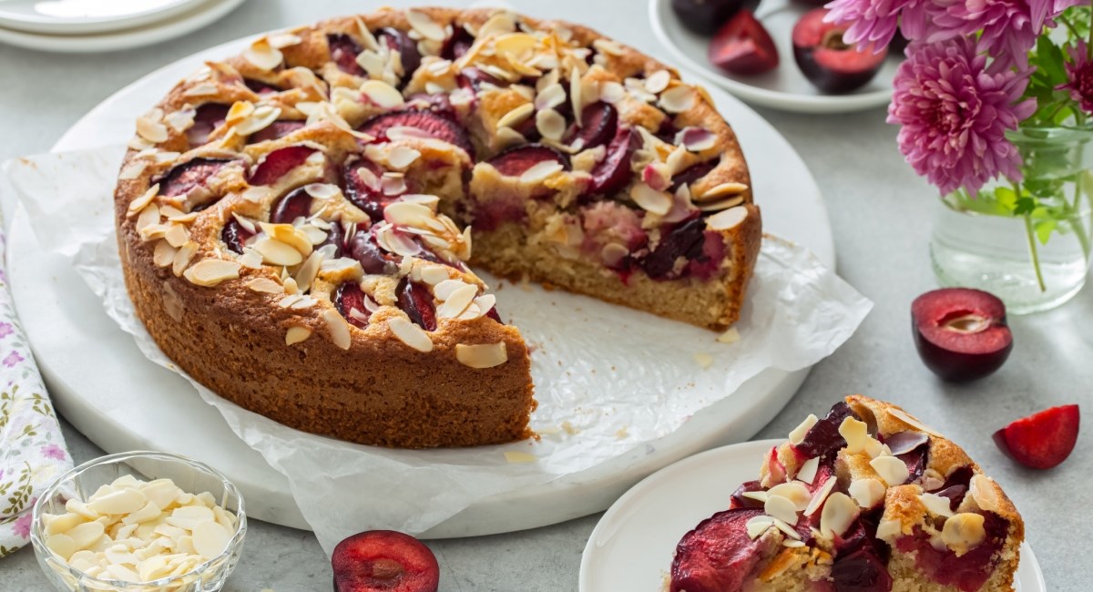 Brzi biskvit sa šljivama i bademima oduševit će vas čak i ako ne volite ...