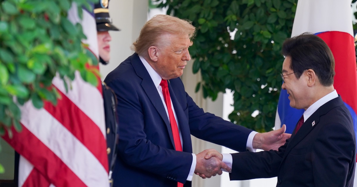 FOTO Trump opet pokazao ogromnu masnicu na ruci. Bijela kuća: To je od ...