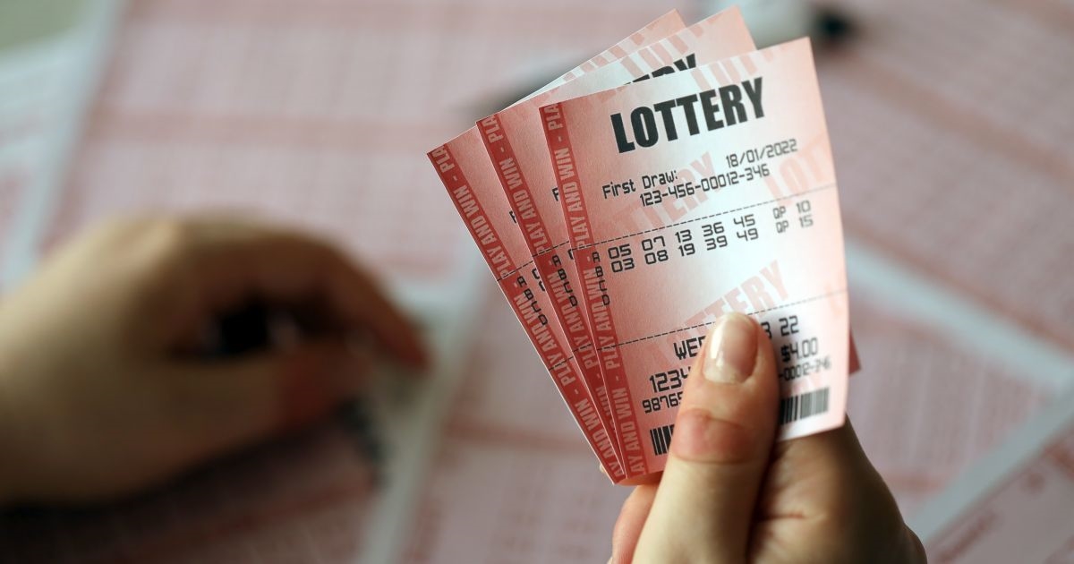 Njemica čistila kuću za Božić i našla stari loto listić. Donio joj je ...