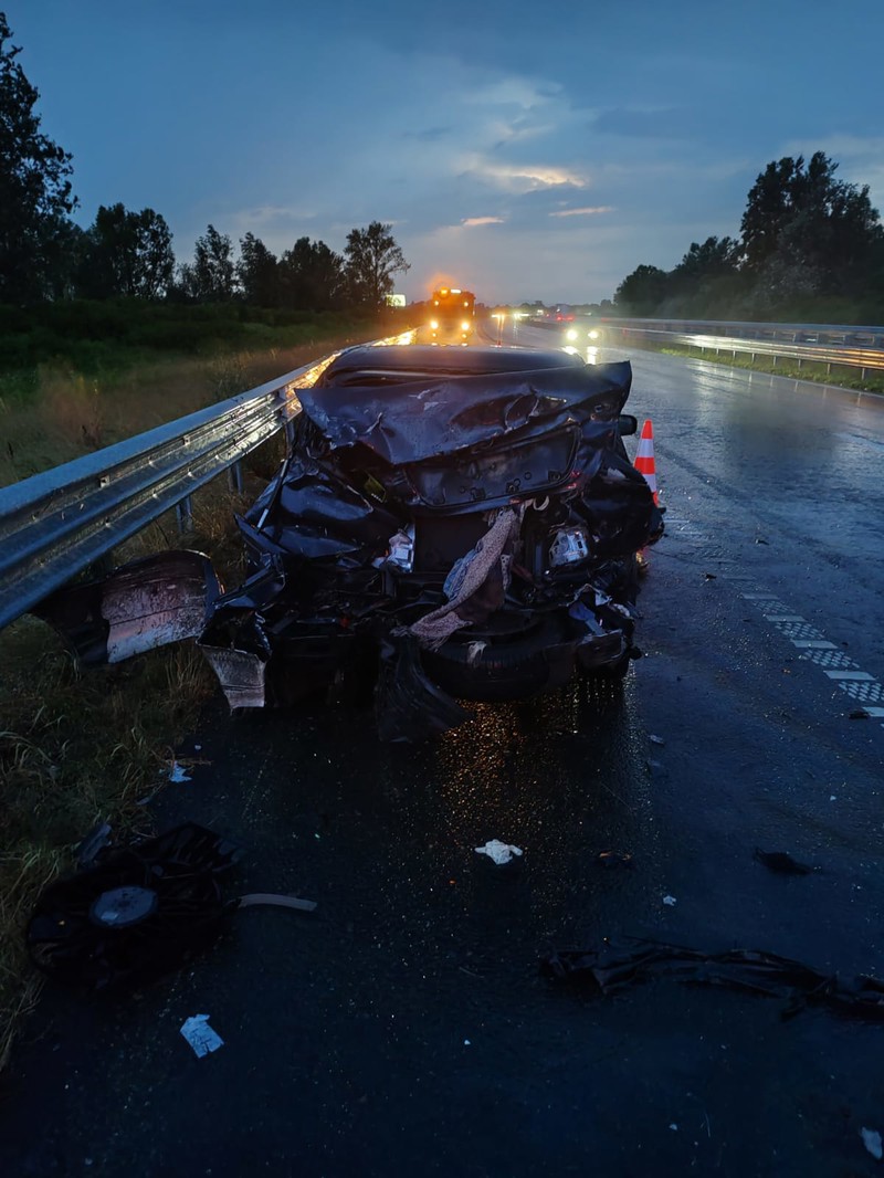 FOTO Vozačica Mercedesa udarila u kamion pa završila u zaštitnoj ogradi ...