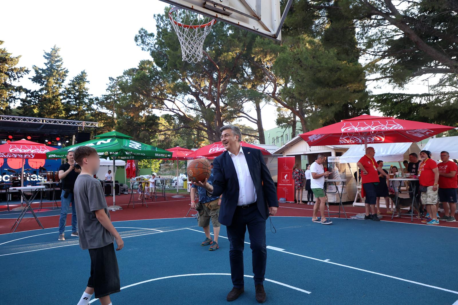 Plenković naletio na loptu pa je dobacivao onima koji su imali nesreću ...