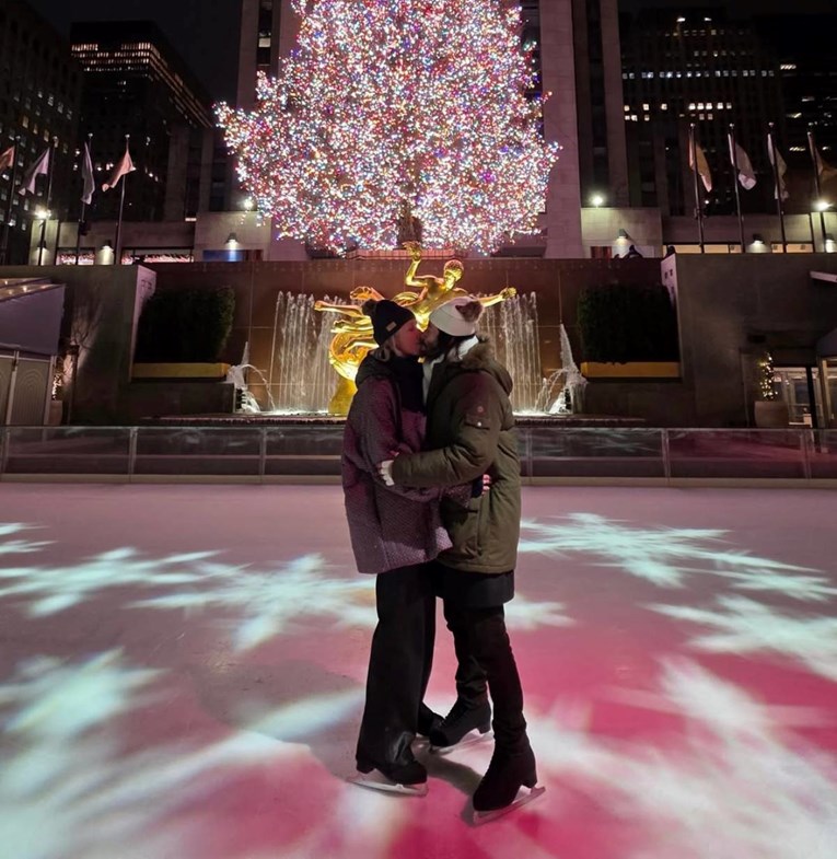 Keanu Reeves ljubio se s partnericom na klizanju ispred božićnog drvca ...