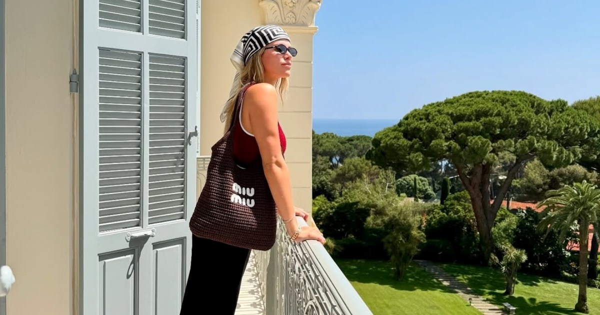 Sofija Richie nosi torbu ljeta 2025. Našli smo sličnu u H&M-u za 7.99 ...