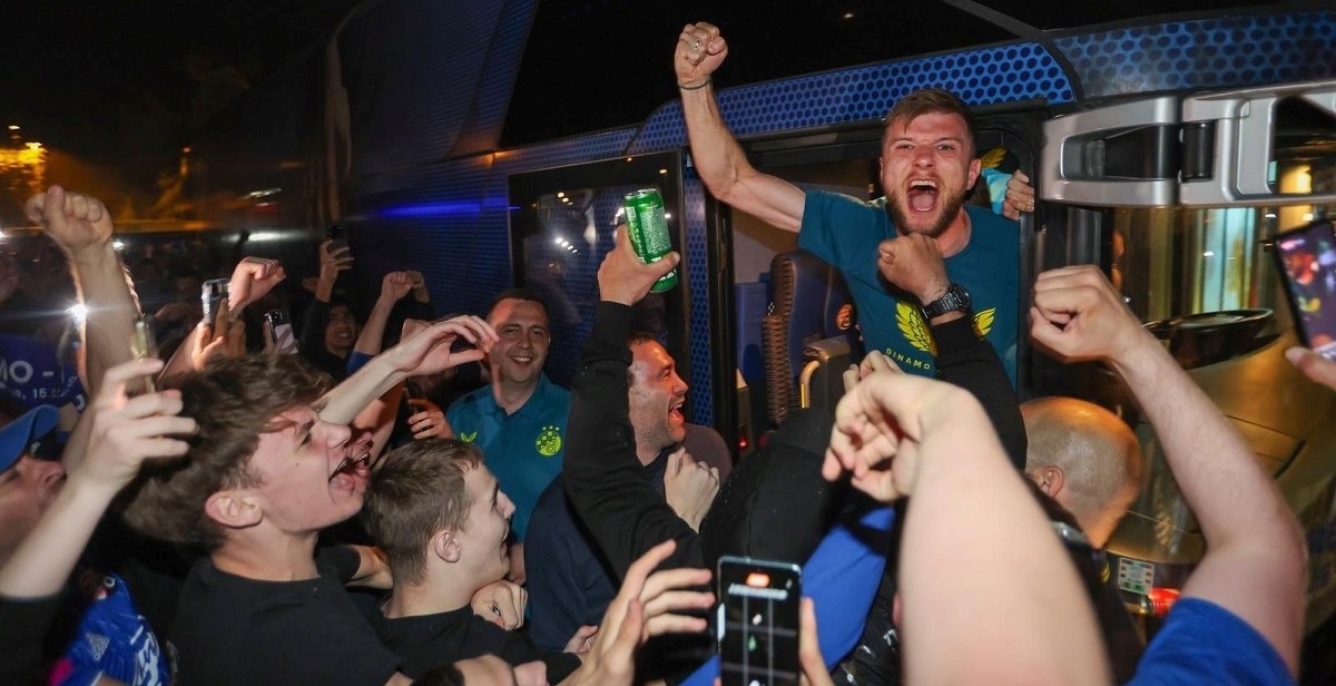 Dinamo se poslije ponoći vratio na Maksimir. Pogledajte ludnicu na dočeku - Index.hr