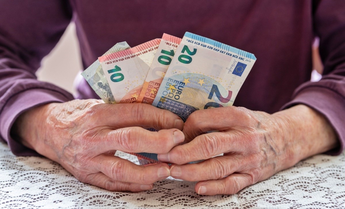 Od sutra za gotovo 10.000 starijih kreće isplata naknade. Raste sa 120 ...