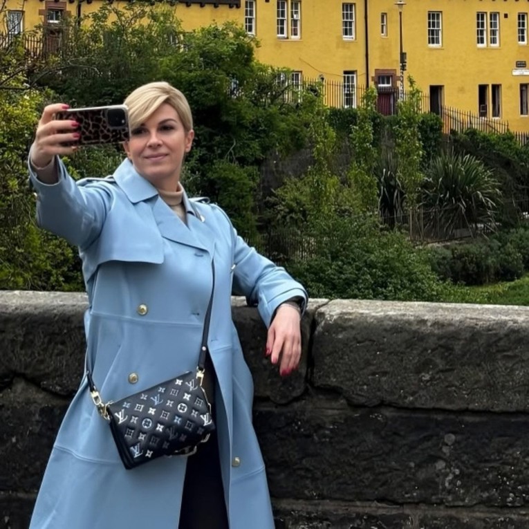 Kolinda Grabar-Kitarović u Edinburghu pokazala Louis Vuitton torbicu ...