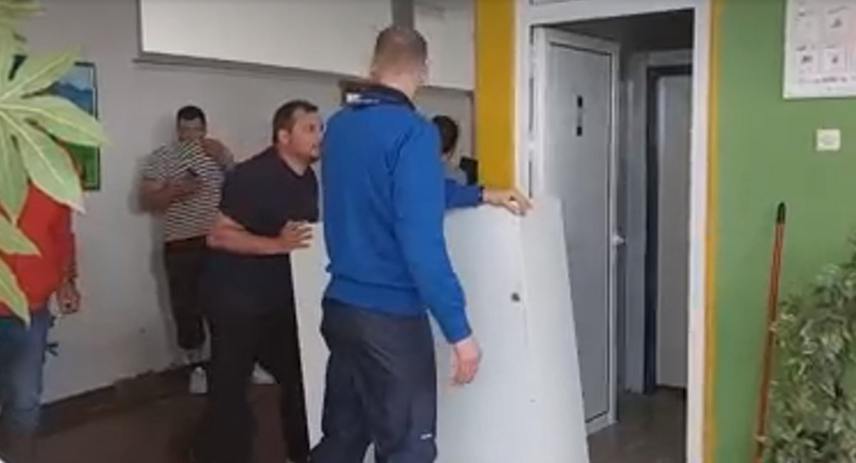 Profesori se vratili u školu u Obrovcu: "Pokušavamo spasiti ono što se spasiti da" - Index.hr