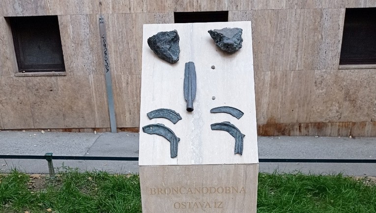 FOTO Netko je u centru Zagreba oštetio spomenik - Index.hr