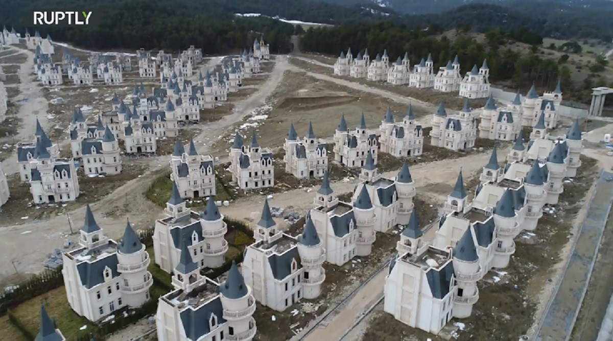 Pogledajte kako izgleda turski grad duhova kojeg čine luksuzni dvorci ...