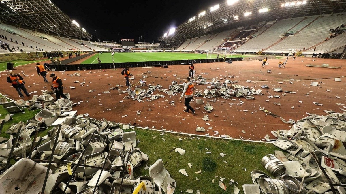 FOTO Torcida upala na teren, igrači Dinama pobjegli. Ovo je Poljud na ...