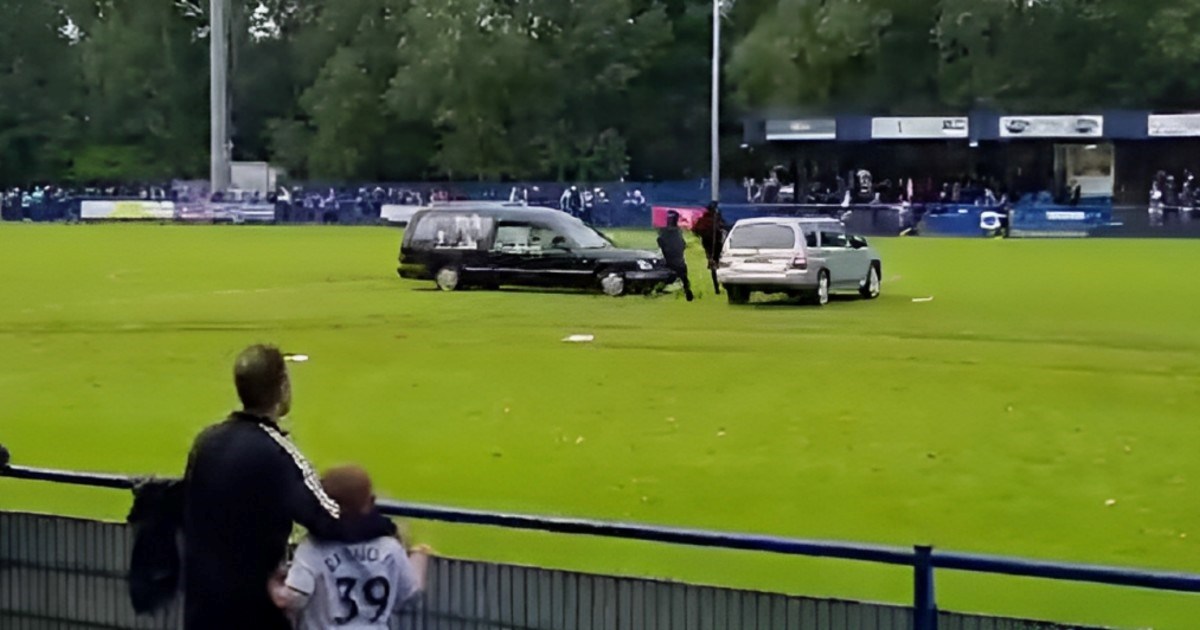 Mrtvačkim kolima upali na teren usred utakmice. Pobjegli i ostavili ...