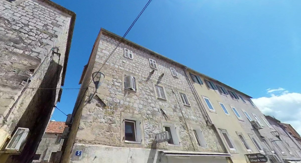 Bura srušila kamen s kuće u Sinju, pao curici na glavu. Liječnik ...