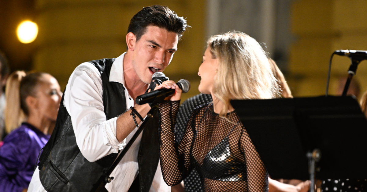 Kći Maje Vučić i pobjednik Zvijezda pjevaju otpjevali Ljubavnu pjesmu ispred HNK - Index.hr