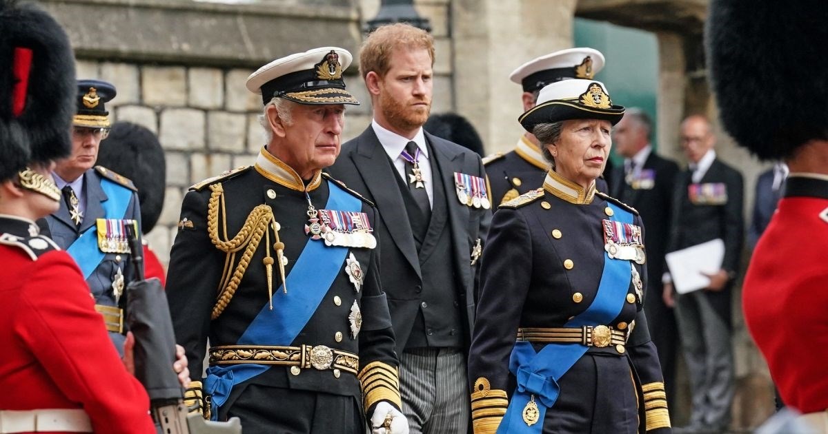 Otkriveno zašto se kralj Charles sastao s princem Harryjem na samo 30 ...