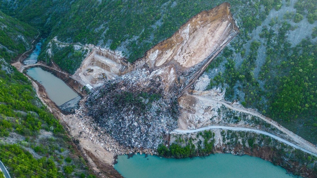 FOTO Ovako izgleda odron kod Mostara zbog kojeg su 3 auta završila u ...