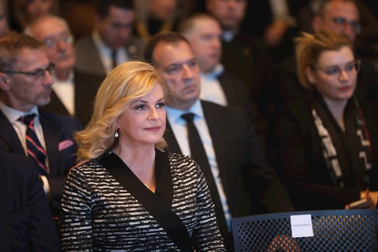 Kolinda na predstavljanju knjige u Zagrebu privukla poglede u ...