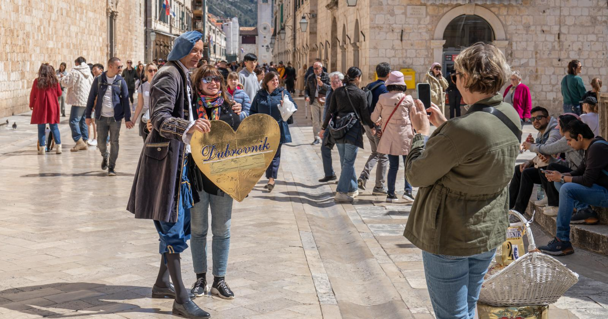 Ulice Dubrovnika uoči Uskrsa prepune su turista, pogledajte fotke ...