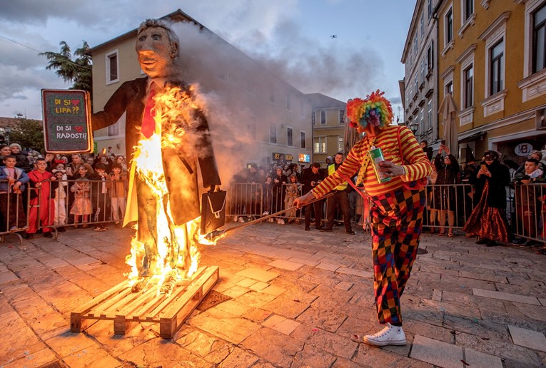 U Sinju spaljen Krnja u liku Ivana Turudića - Index.hr