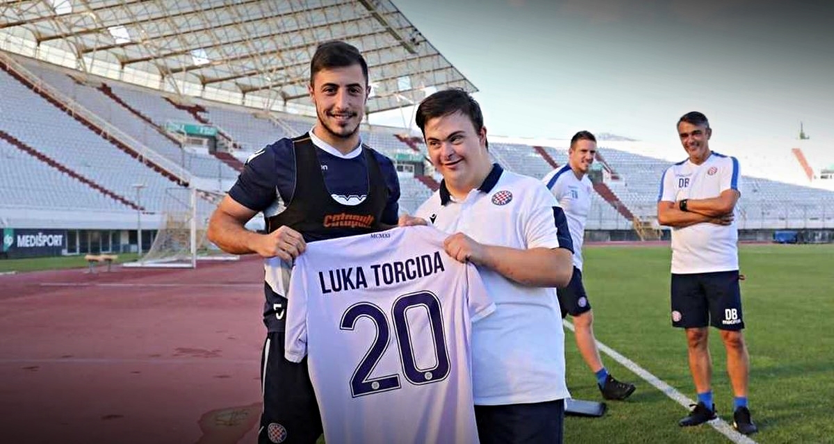Luka Torcida proslavio 20. rođendan na treningu Hajduka, dobio je i ...