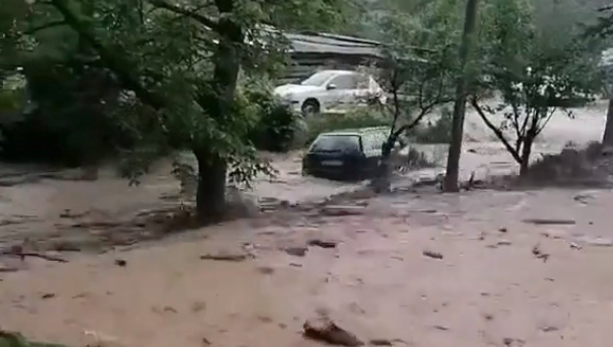 VIDEO Velike poplave u Srbiji. Vodena bujica nosi aute, srušio se dio ...