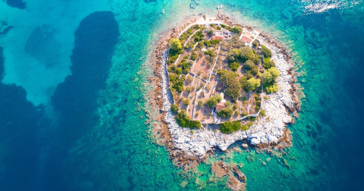 Nekad je bio rimsko ljetovalište, a danas su na ovom dalmatinskom otoku ...
