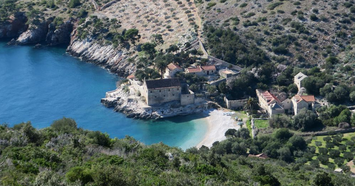 Dragulj na Hvaru: Ova plaža okružena borovom šumom idealna je za one ...