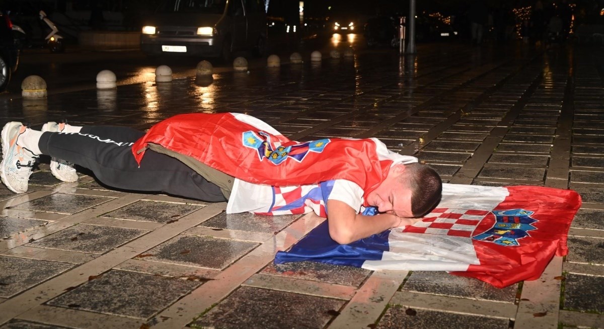 Kao Šime Vrsaljko: Navijač u Makarskoj legao na zastavu na podu - Index.hr