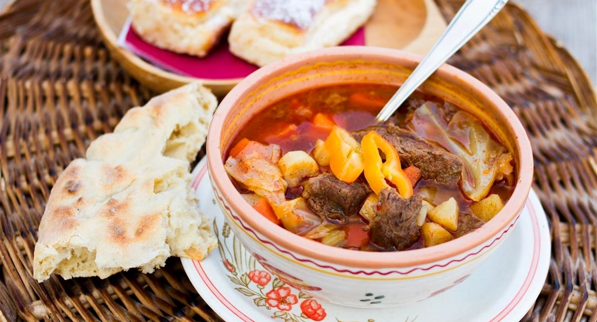 Bosanski lonac, mekano meso koje se raspada na dodir u kombinaciji s ...