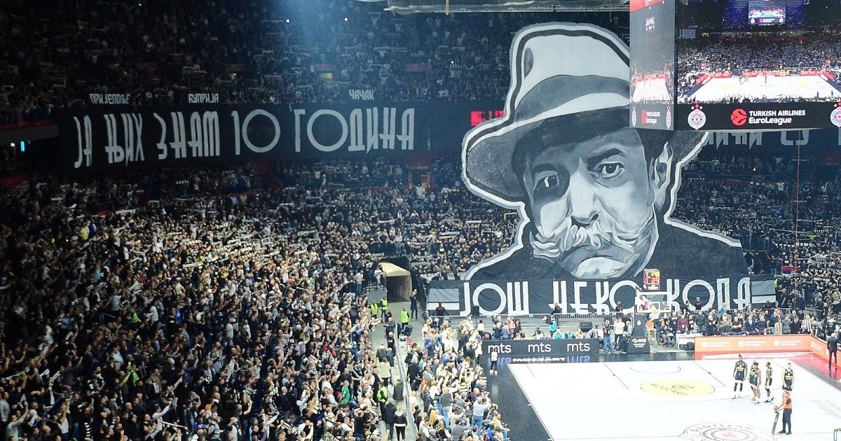 Grobari na tribinama istaknuli lik i citat iz filma Maratonci trče ...