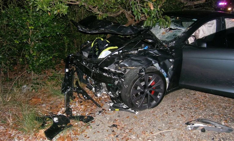 Tesla mora platiti 200 milijuna dolara zbog smrtonosne nesreće auta s ...