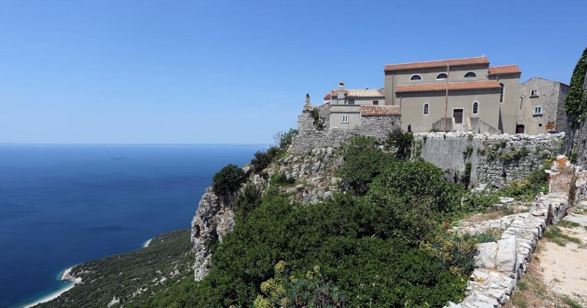FOTO Selo Lubenice na Cresu gotovo je potpuno napušteno. Ima kamene ...
