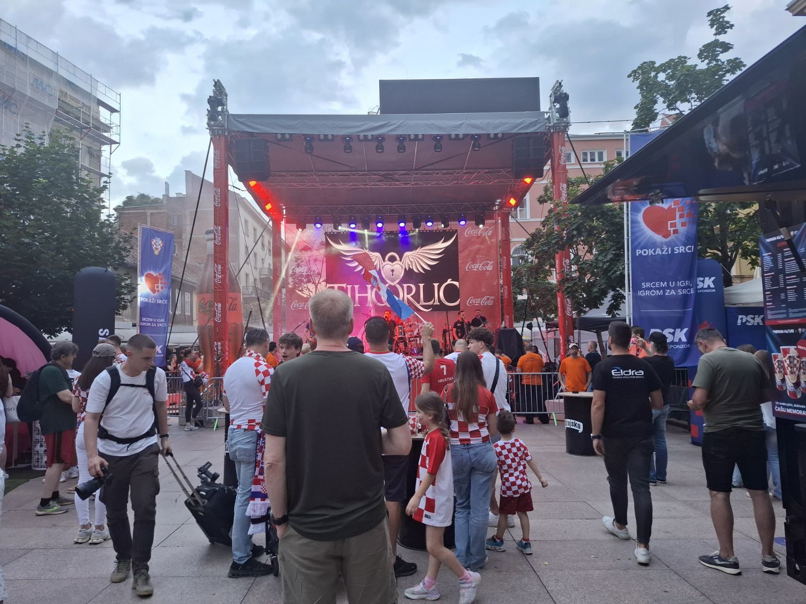 VIDEO Pogledajte atmosferu u fan zoni na Cvjetnom trgu u Zagrebu - Index.hr