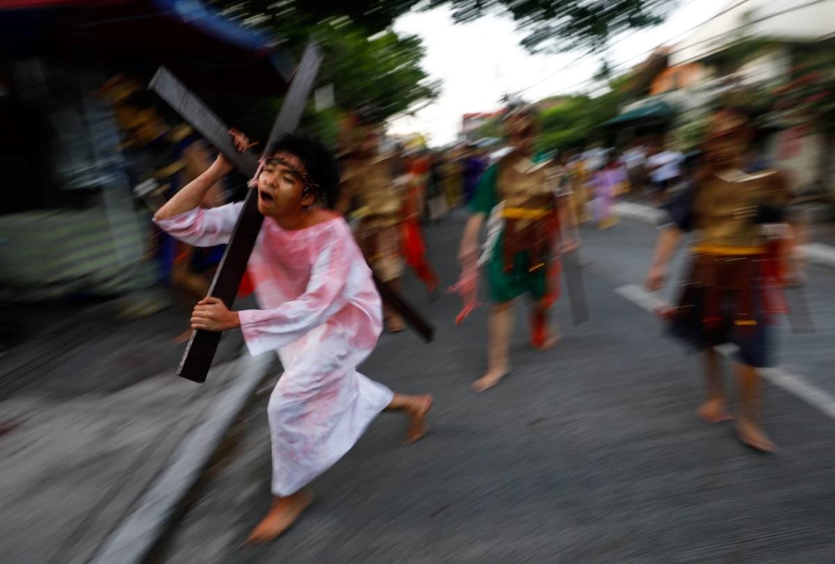 Filipinci se danas razapinju i bičuju do krvi. Crkva ne čini puno da ih ...