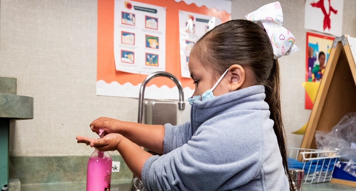 Vijest o curici (4) koja je brinula o sestrama potresla mnoge: Djeca su ...