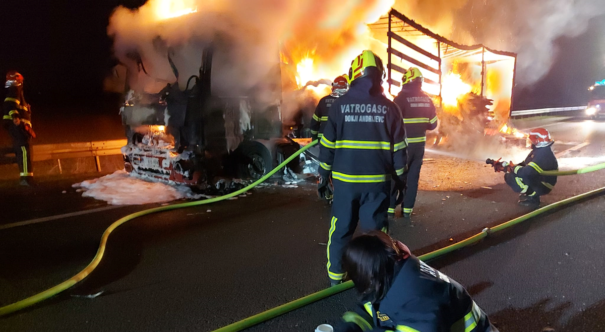 FOTO Potpuno izgorio kamion na autocesti A3. Obustavljen promet - Index.hr