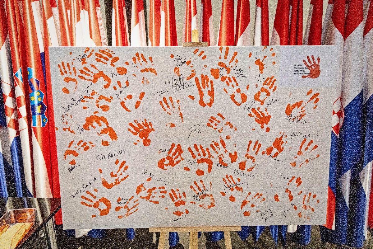 Zastupnici simbolički poručili "Stop nasilju nad ženama" crvenim ...