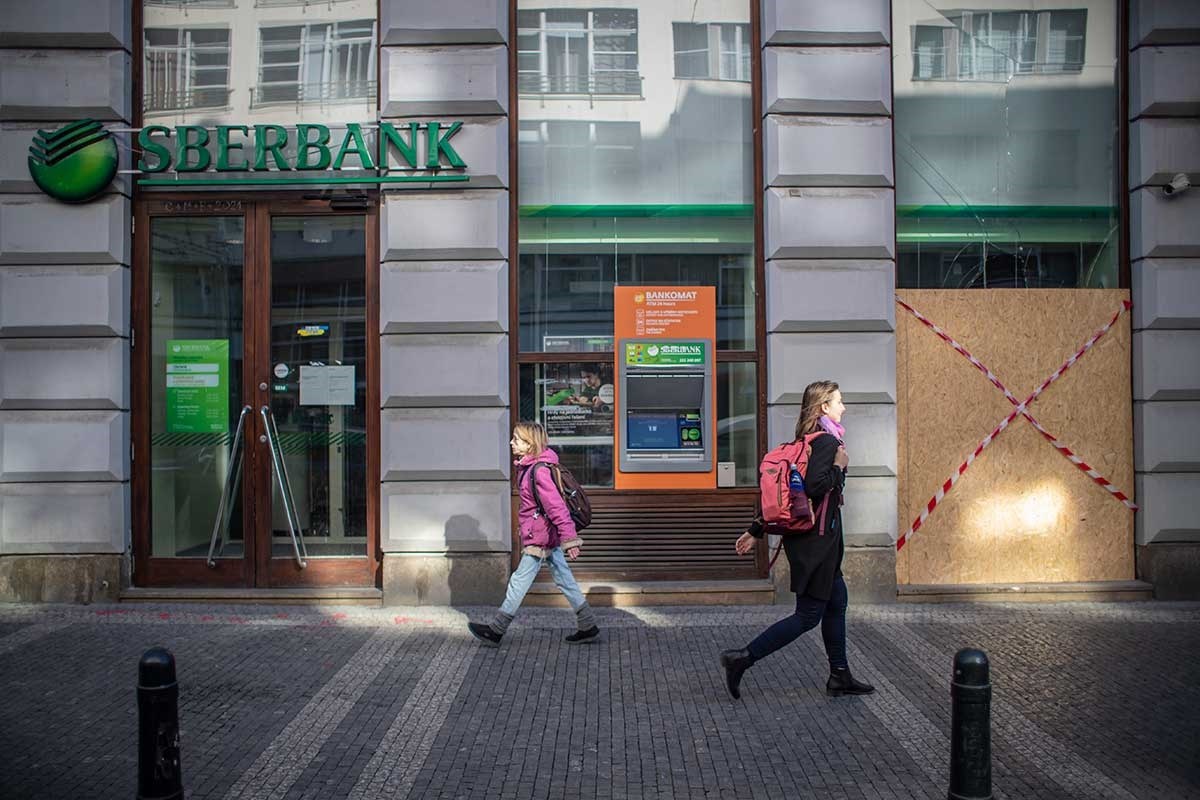 Najveća ruska banka uklonjena iz SWIFT-a, evo što to znači - Index.hr
