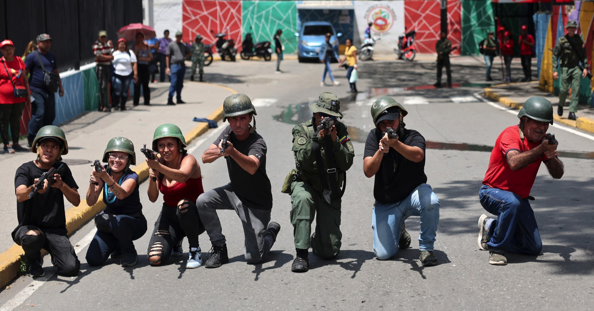 FOTO Venezuela trenira civile za rat - Index.hr