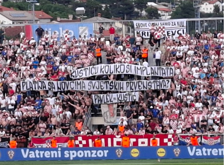 FOTO Torcida se odvojila i podigla dva transparenta protiv HNS-a ...